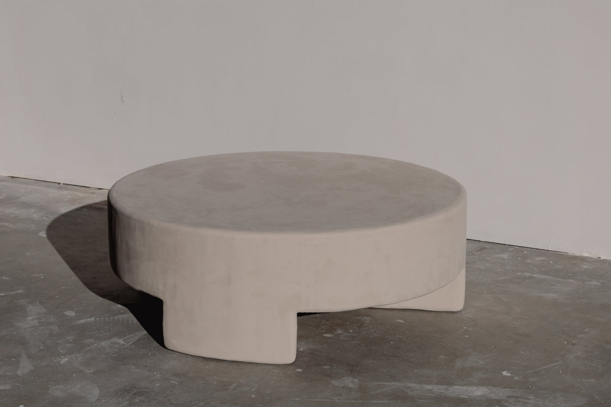 Vintage-inspired Reed Round Plaster Coffee Table – öken house studios