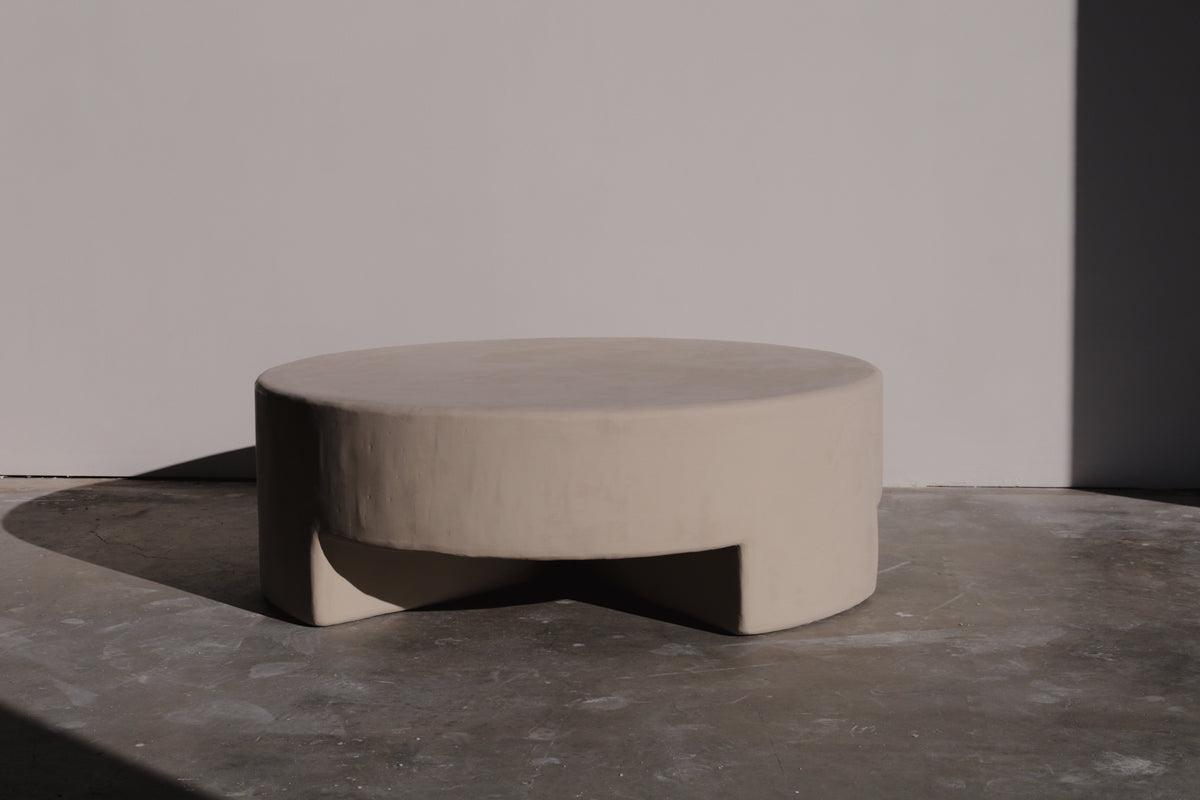 Vintage-inspired Reed Round Plaster Coffee Table – öken house studios
