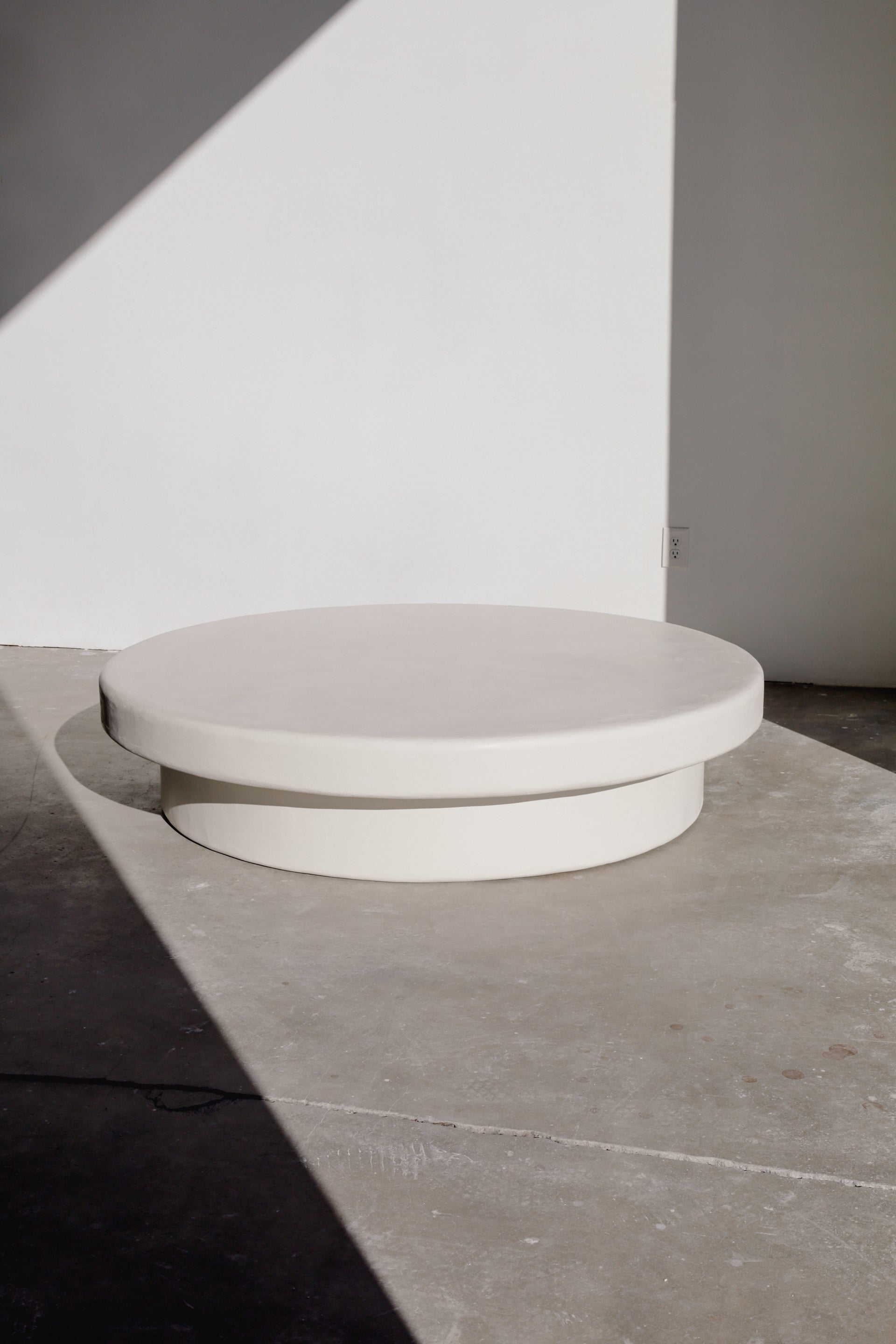 Georgia Handmade Round Plaster Coffee Table – öken house studios